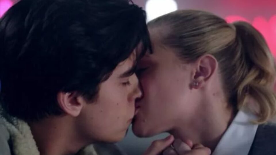 Lili Reinhart rivela se è preoccupata a baciare Cole Sprouse in Riverdale 5