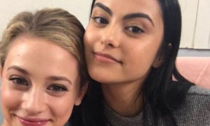 Camila Mendes svela un segreto notturno di Lili Reinhart