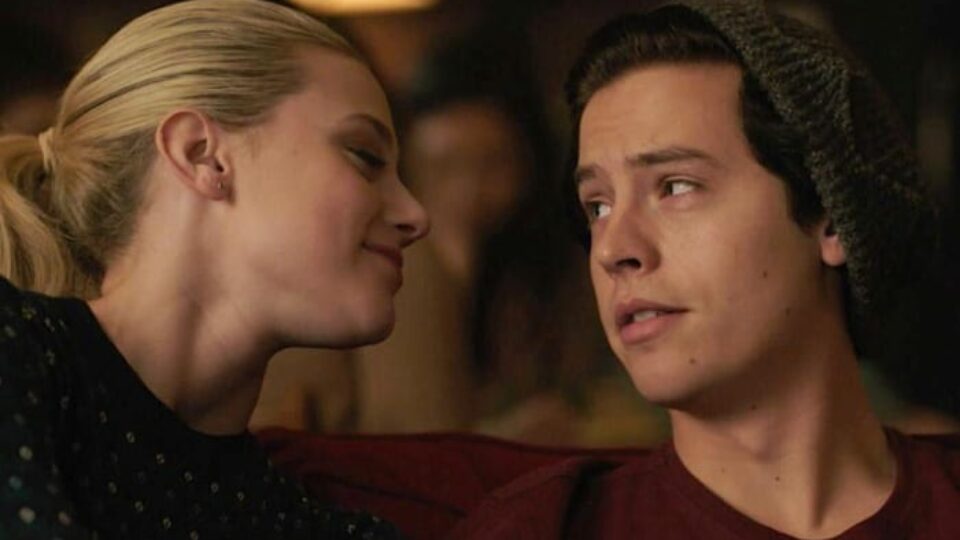Cole Sprouse fotografa il cast di Riverdale, ma manca Lili Reinhart