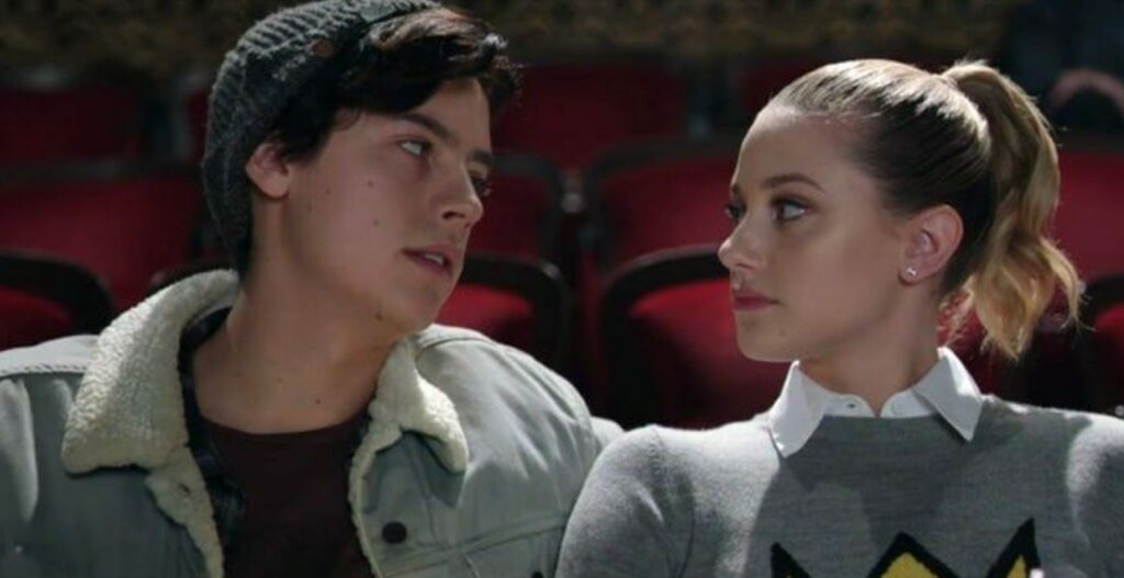 Il creatore di Riverdale: Cole Sprouse e Lili Reinhart contro i Bughead
