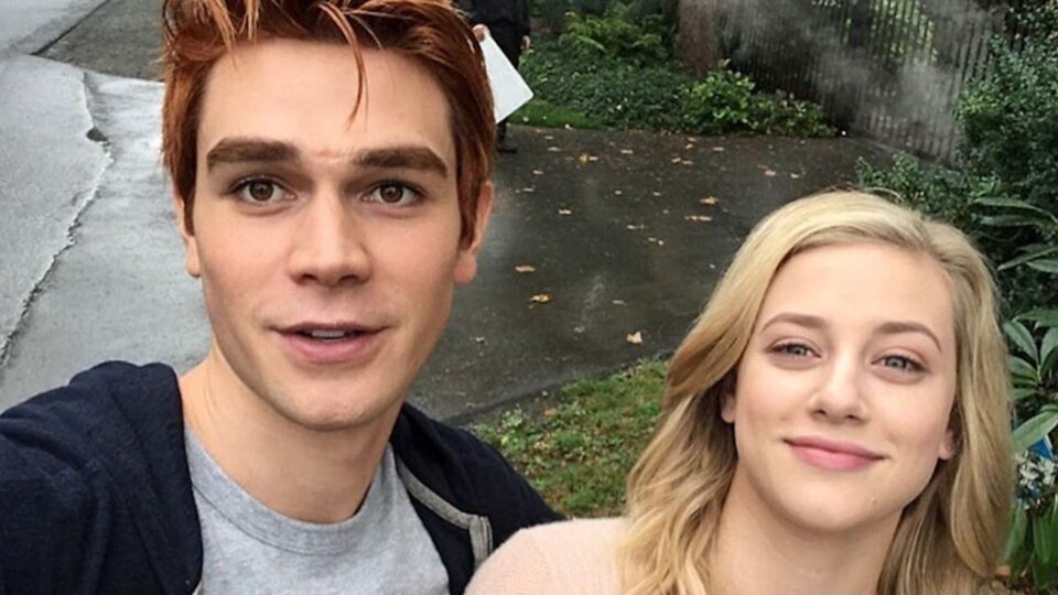 Lili Reinhart commossa a causa di KJ Apa sul set di Riverdale 7